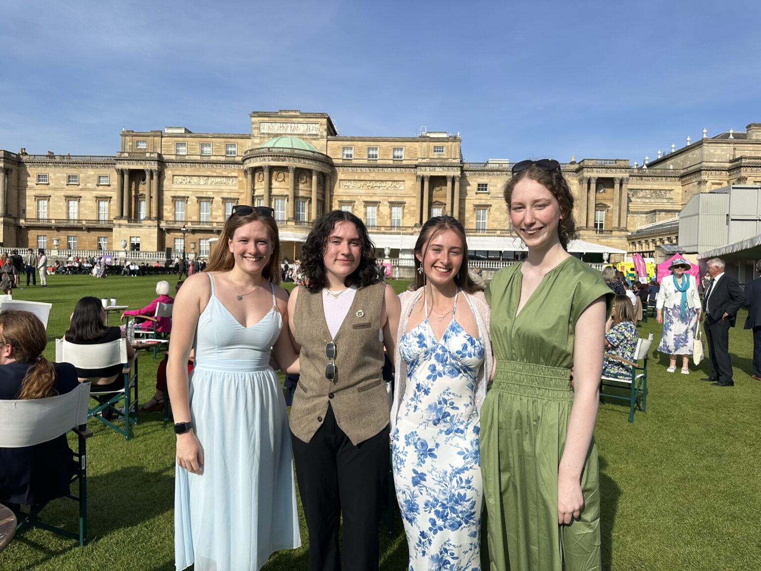 Celebrating Gold DofE at Buckingham Palace! - The Maynard School